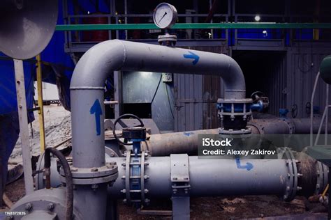 파이프 라인 밸브와 석유 및 가스 처리 공장 석유 및 가스 산업의 오일 파이프 라인 밸브 밸브는 화창한 여름 날에 필드에 석유 파이프 라인을 플러그 가솔린에 대한 스톡 사진