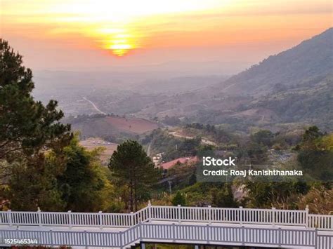 높은 산 다층 녹색 삼림 공원 뒤에 놀라운 오렌지 일몰 화이트 롱 우드 브릿지 트로피컬 밸리 힐의 신선한 공기 0명에 대한 스톡 사진 및 기타 이미지 Istock