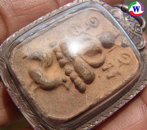 ขายพระเครื่อง พระเนื้อดินหลวงพ่อปาน วัดบางนมโค อยุธยา พิมพ์ไก่หางพวง เลี่ยมเงินเดิม