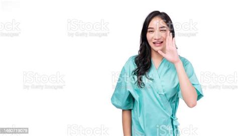 손을 옆으로 잡고 있는 행복한 아시아 여성 환자는 흰색 배경에 서서 좋은 소식을 발표합니다 흥분한 환자 여성 비명 발표 고립 된 긍정적 인 소식 건강 보험 20 24세에