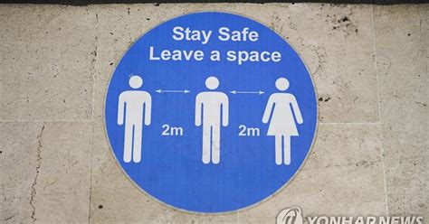 영국 사회적 거리두기 2m→1m로 축소