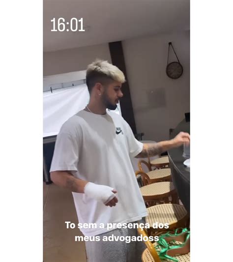 Foto Zé Felipe Corta A Mão Ao Cair Em Casa Na Festa De Natal Purepeople