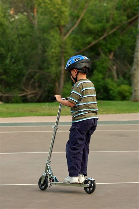 Junge Mit Sturzhelm Reitet Roller Stockfoto Bild Von Spiele Freude