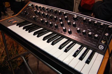 See Moogs Cool New Instruments The Flying Saucer Shaped Theremini