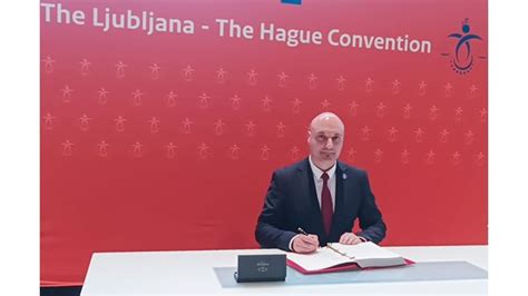 Атанас Славов подписа от името на България конвенция за сътрудничество в преследването на