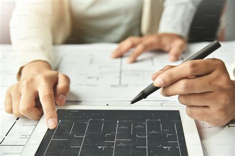 크리에이티브 디자이너가 태블릿으로 인테리어 건축 프로젝트를 브레인스토밍하는 것을 닫습니다 사진 Unsplash의 팀워크 이미지