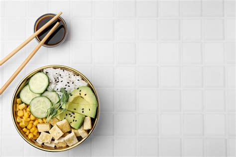 야채 두부 아보카도 마이크로그린을 곁들인 맛있는 포케 볼이 흰색 타일 테이블에 놓여 있습니다 텍스트를 위한 공간 0명에 대한 스톡 사진 및 기타 이미지 Istock