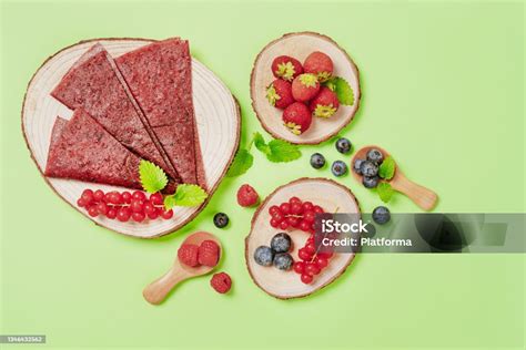 녹색 배경에 과일 파스티유 건강한 아침 식사 달콤하고 건강한 음식 간식 다이어트 비타민 음식과 비건 식품 클로즈업 믹스 슬라이스 채식주의 라이프 스타일 딸기와 과일의 천연