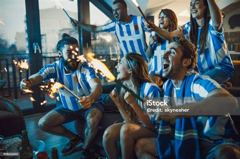 쾌활 한 축구 팬 들 집에서 횃불을 굽기로 그들의 팀의 승리를 축 하 World Sports Event에 대한 스톡 사진 및 기타 이미지 World Sports