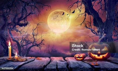 할로윈 테이블 달빛과 함께 보라색 풍경에 오렌지 호박이있는 오래된 나무 판자 할로윈에 대한 스톡 사진 및 기타 이미지 할로윈 배경 주제 섬뜩한 Istock