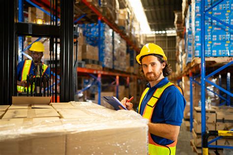 물류 센터에서 재고를 확인하고 안전 장비와 효율적인 조직을 보여주는 창고 작업자 2명에 대한 스톡 사진 및 기타 이미지 2명 검사자 계획 Istock