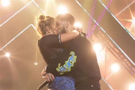 Video: El apasionado beso de Karol G y Anuel en pleno escenario que ...