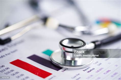 청진기 차트 및 그래프 스프레드 시트 종이 금융 계정 통계 투자 분석 연구 데이터 경제 스프레드 시트 및 비즈니스 회사 개념