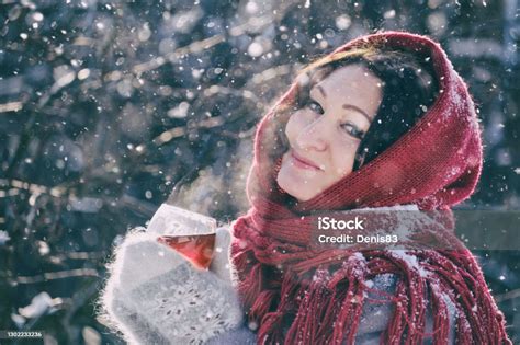 모피 코트와 머리 스카프를 입은 성인 여성이 겨울에 자연에서 차를 마신다 50 54세에 대한 스톡 사진 및 기타 이미지 50 54세 겨울 계절 Istock