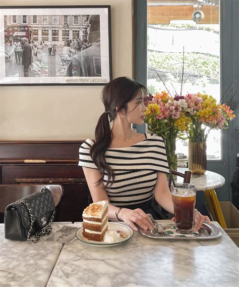 러브썸원 벨르네 언발 오프숄더 스트라이프 니트