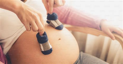 남편과 아내의 임신 한 부부는 집에서 사랑을 느끼고 휴식을 취합니다 젊은 기대하는 여자는 임신한 배에 아기를 안고 있다 아버지는 임산부를 돌 봅니다 출산 및 임신