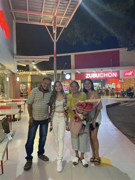 Pinay Ofw Pretends As Waitress To Surprise Parents