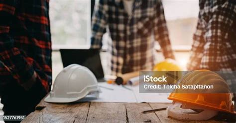 함께 일하는 엔지니어 팀은 현대 도시의 건설 현장에서 작업자 헬멧 안전모를 착용합니다 아시아 산업 전문 팀 3 명에 대한 스톡 사진 및 기타 이미지 Istock