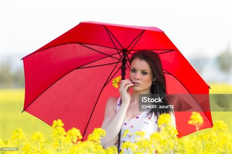 자외선 노출 또는 우산 비오는 날씨와 아름 다운 젊은 여자 전원 장면에 대한 스톡 사진 및 기타 이미지 전원 장면 햇볕 차단 로션 건강한 생활방식 Istock