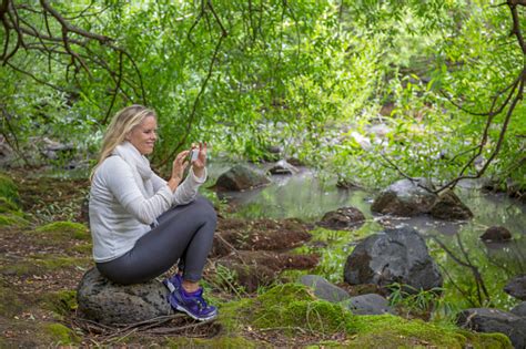 성숙한 여자는 숲에서 나무 아래에 앉아 휴대 전화를 사용 50 59세에 대한 스톡 사진 및 기타 이미지 50 59세 55 59세 개성 개념 Istock