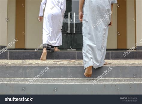 Muslim Feet Images Photos Et Images Vectorielles De Stock Shutterstock