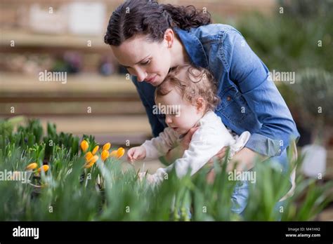 Madre Che Insegna Alla Figlia Immagini E Fotografie Stock Ad Alta Risoluzione Alamy