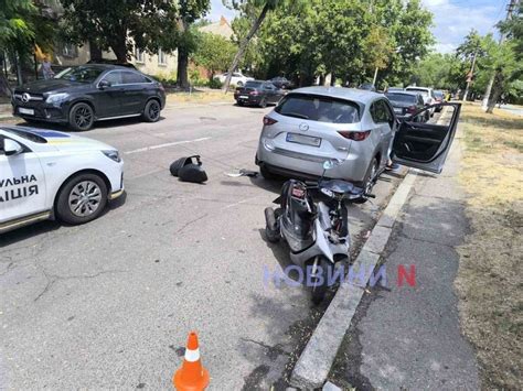 У Миколаєві пяний на скутері врізався в «Мазду постраждалого відвезла швидка Читайте на Ukr Net
