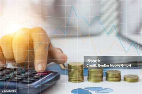 선 그래프와 함께 계산기를 사용하는 사업가의 디지털 합성 이미지 경제에 대한 스톡 사진 및 기타 이미지 경제 계산기 그래프 Istock