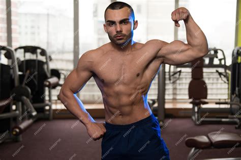 Portret Van Een Fysiek Fitte Man Die Zijn Goed Getrainde Lichaam In De