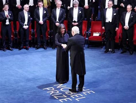 ‘노벨문학상 한강 검은 드레스 입고 한국인 최초로 ‘블루카펫 밟았다