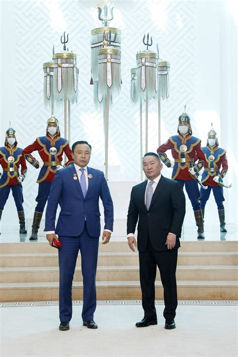 Баян Овоо сумын унаган хүү Баянхонгор аймгийн Засаг дарга асан Зэвсэгт хүчний барилга