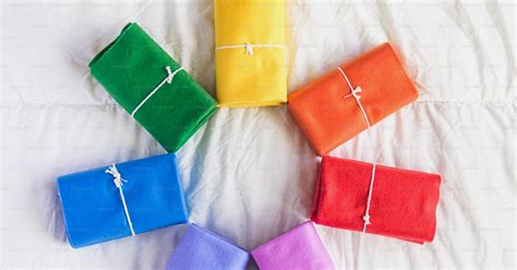 침대 위에 앉아 있는 4개의 포장된 선물 그룹 사진 Unsplash의 공예 이미지