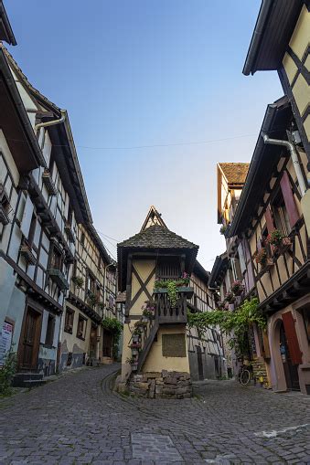 프랑스 알자스 와인 루트에 있는 에구이스하임 올드타운의 전통적인 다채로운 목재 주택 0명에 대한 스톡 사진 및 기타 이미지 0명 Commune