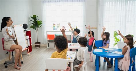 학교에서 아이들에게 예술을 가르치는 백인 아름다운 젊은 여성 교사 매력적인 강사 마스터 여성은 교실에서 학생 유치원 유치원과 함께 그림과 그림을 설명하고 교육합니다 사진
