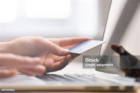 노트북의 키보드에 입력 하는 신용 카드를 들고 손을 연결 되어 쇼핑 자세히 클로즈업 렌즈 플레어에 대한 스톡 사진 및 기타 이미지 렌즈 플레어 신용 카드 개념과 주제