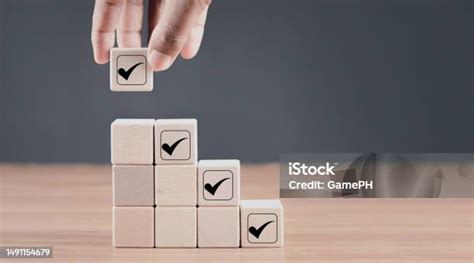 체크리스트 개념 사다리 스택 나무 블록의 확인 표시 설문 조사 및 평가 작업 목록 품질 관리 목표 달성 및 비즈니스 성공 선거 및 투표 투표 할 일 목록 개념에 대한 스톡