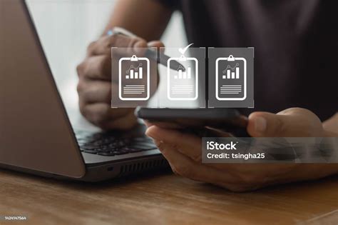 문서 관리 시스템 개념 모바일 스마트 폰 가상 화면이있는 랩톱 컴퓨터를 사용하는 사업가 손 및 온라인 문서 승인 종이없는 품질 보증 및 Erp 관리 개념 승인 가상현실에