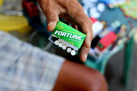 마닐라 읽어주는 남자 길거리에 나가봐 이제 서민들의 삶이 보일거야 담배 띵이띵이의 문제는 판매자가 흡연자면 다섯개비 팔고 본인이 하나피면 헛짓이된다 그리고 자전거가