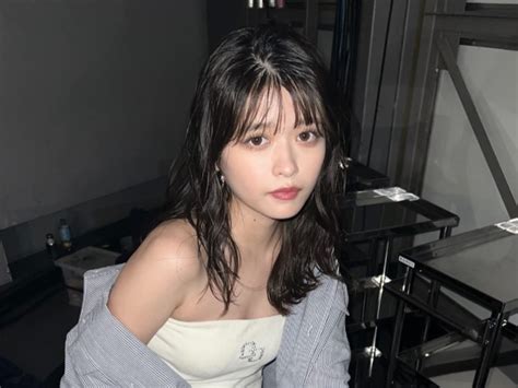 人気tiktoker・景井ひな、美脚＆谷間ちらりな肌見せショットに反響！ 「ひなちゃんセクシー」「目で落ちる」 All About ニュース