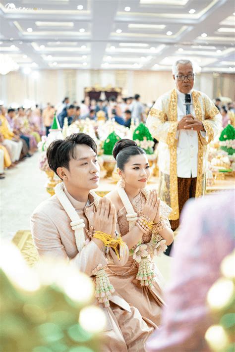 ឃើញដុល្លារទាំងដុំៗ ផ្ទុះការវែកញ៉ែកទឹកប្រាក់បណ្ណាការរបស់ ស្រីនា ពេញបណ្ដាញសង្គម Khmerload