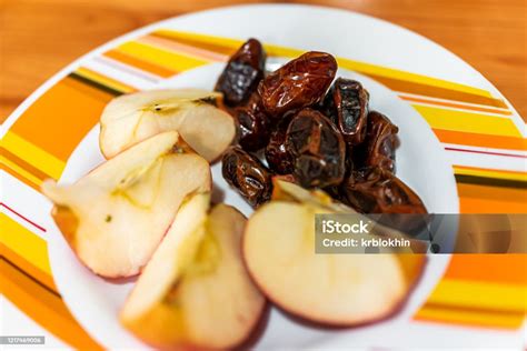 말린 메드줄 대추야자와 얇게 썬 사과를 접시 매크로에 얹은 생 비건 건강 스낵 또는 재료클로즈업 개체 그룹에 대한 스톡 사진 및 기타 이미지 Istock