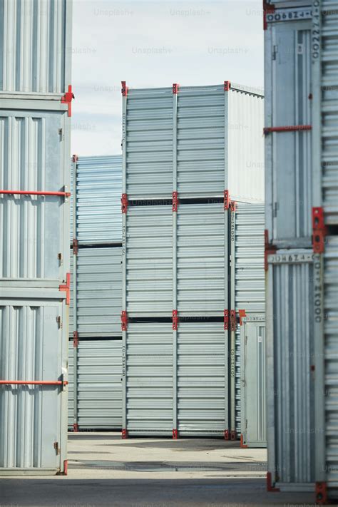 화물 및 기타 물건 또는 소모품을 보관하는 데 사용할 수 있는 새로운 저장 컨테이너 스택 사진 Unsplash의 선적 컨테이너 이미지