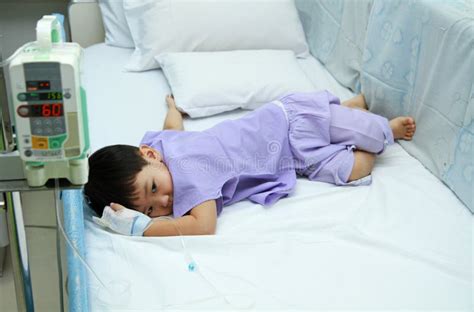 Enfermedad De Los Niños Pequeño Bebé Que Ata El Tubo Intravenoso A La