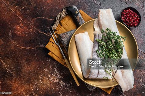흰 물고기 필레 로즈마리와 백리향이있는 접시에 원시 Haddock 물고기 어두운 배경 상단 보기 공간 복사 건강한 식생활에 대한 스톡 사진 및 기타 이미지 Istock