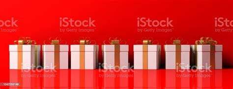 골든 리본 빨간 배경에 백색 선물 상자 3 차원 일러스트 레이 션 0명에 대한 스톡 사진 및 기타 이미지 0명 그리스 금 금속 Istock