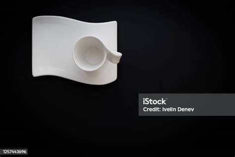 검은 배경에 물결 모양의 접시가있는 빈 에스프레소 커피 컵 0명에 대한 스톡 사진 및 기타 이미지 0명 공란 깨끗한 Istock