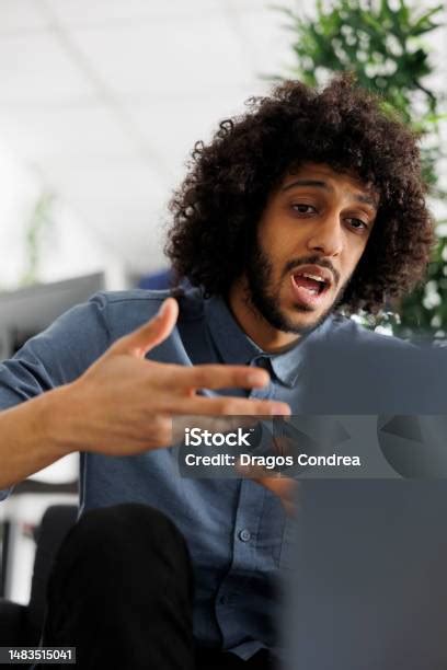 화상 회의에서 동료들에게 Kpi를 설명하는 프로젝트 관리자 Staff Meeting에 대한 스톡 사진 및 기타 이미지 Staff Meeting 경영자 기업 문화