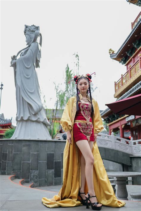 자카르타 사원의 금색 드레스를 입은 우아한 여성 · 무료 스톡 사진