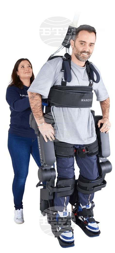 Във Франция ранени войници прохождат отново благодарение на екзоскелет Утро