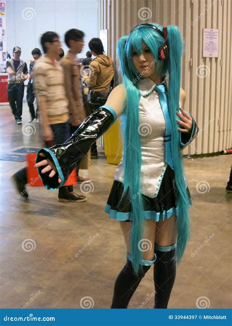 Fille Chaude De Cosplay Avec Long Teal Hair Photographie Ditorial